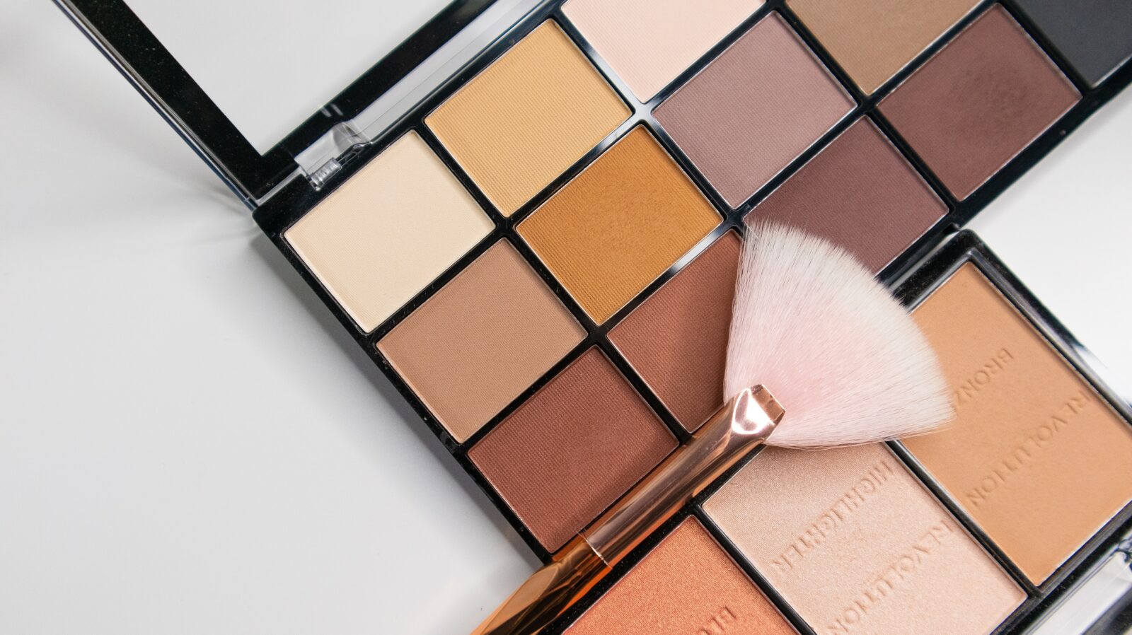 Как правильно нанести румяна на щеки 4 ярких идеи